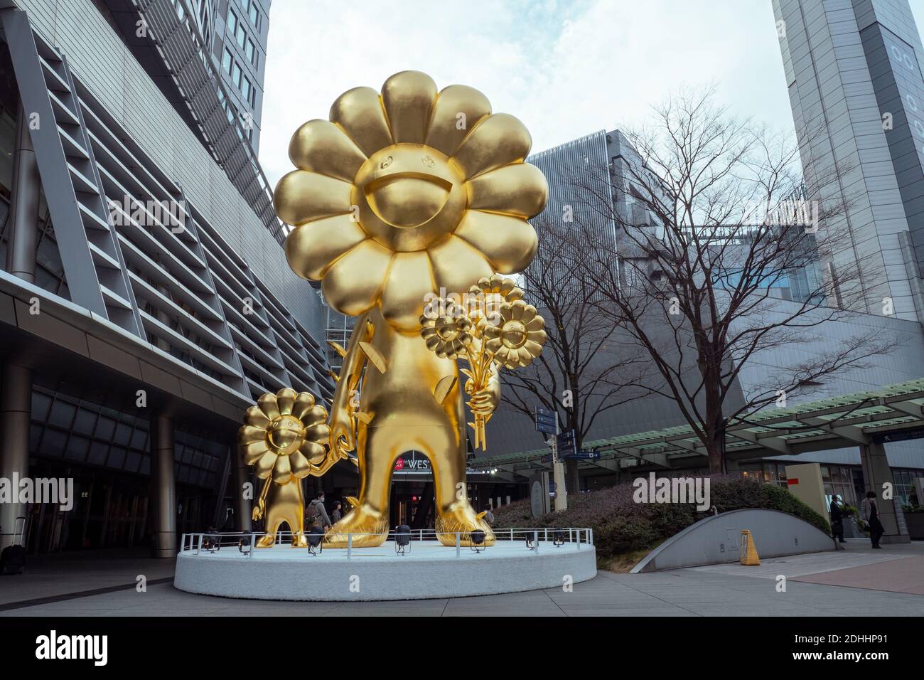 A giant gold flower statue by Japanese artist Takashi Murakami in ...