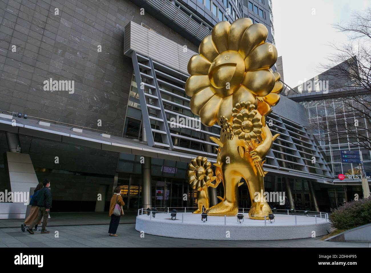 A giant gold flower statue by Japanese artist Takashi Murakami in ...