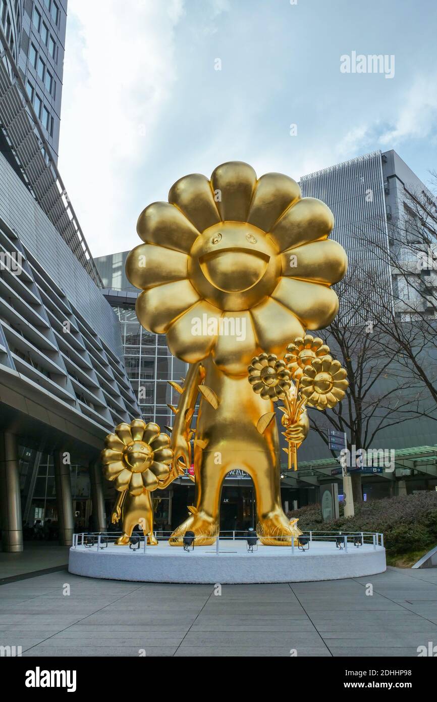 A giant gold flower statue by Japanese artist Takashi Murakami in ...