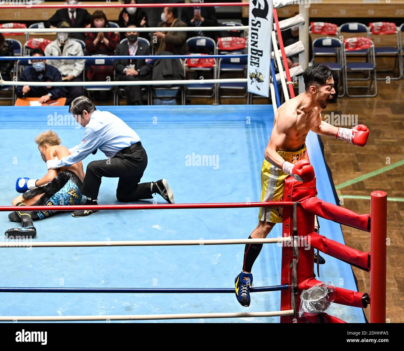 Tokyo, Japan. 9th Dec, 2020. (R-L) Zirolian Riku, Takuya Ota Boxing : 8R 60kg weight bout at ...