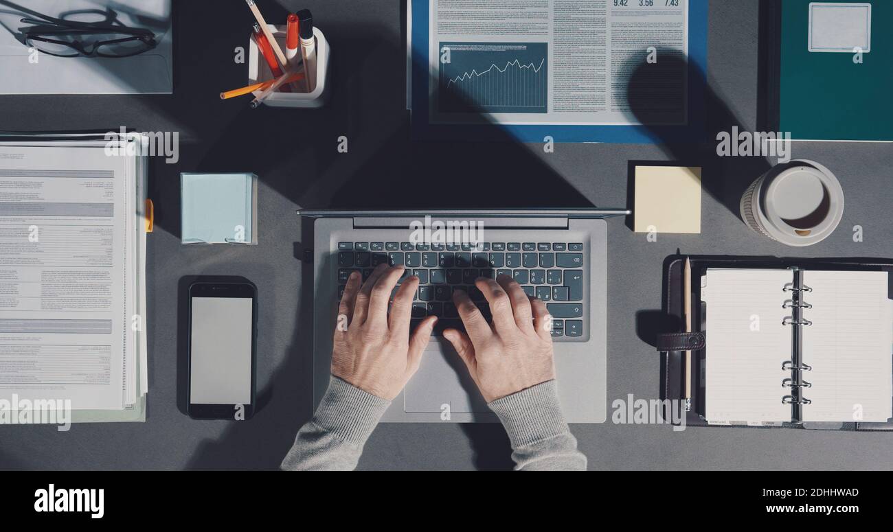 Man tidy desktop hi-res stock photography and images - Alamy