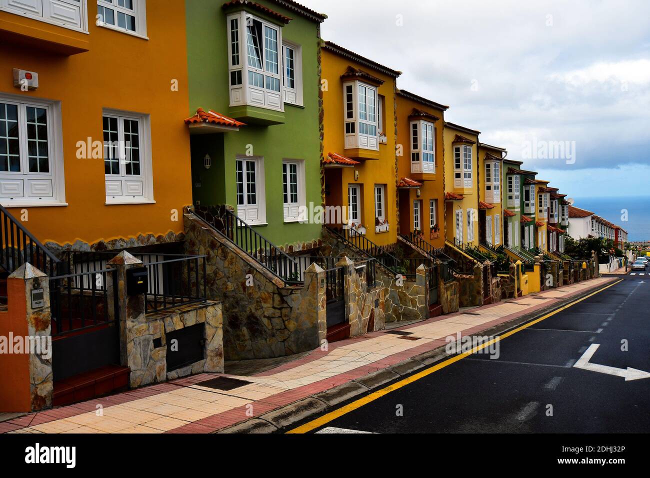 Row houses spain hi-res stock photography and images - Alamy