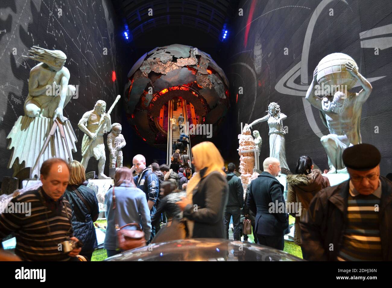 Natural history museum earth hall hi-res stock photography and images ...