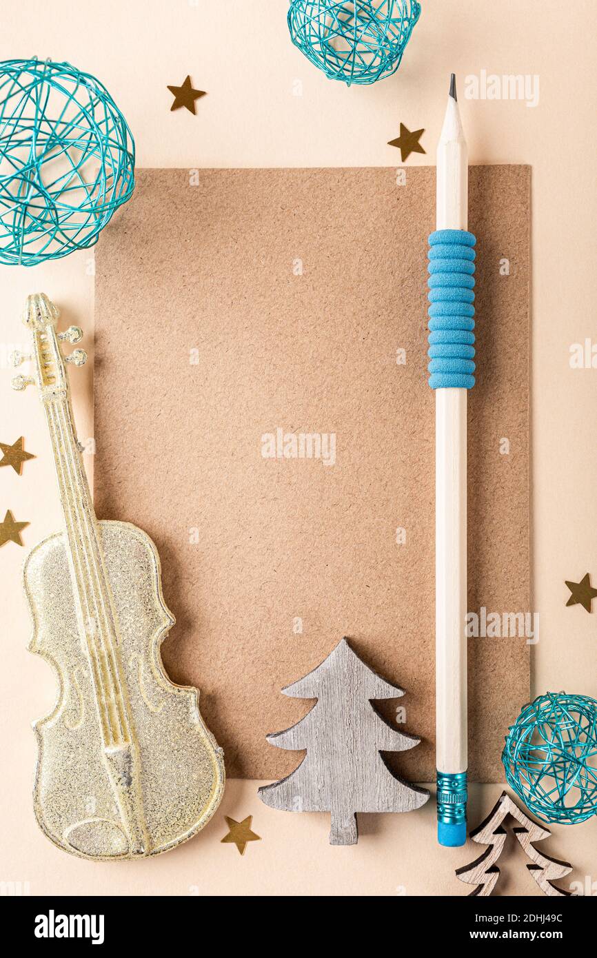Double bass christmas ornament hi-res stock photography and images - Alamy