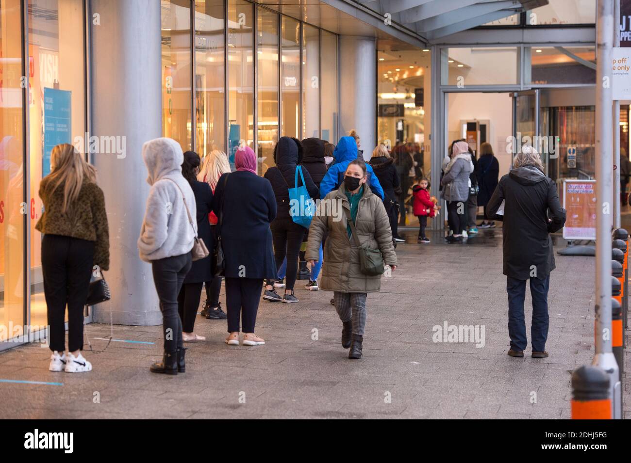 Braehead shopping centre primark hi-res stock photography and images ...