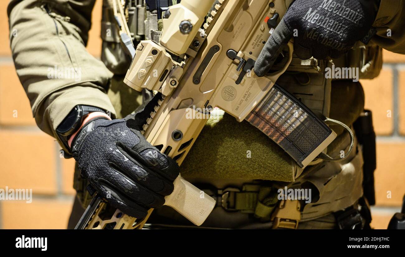 Mainz, Germany. 11th Dec, 2020. An officer of the Special Operations ...