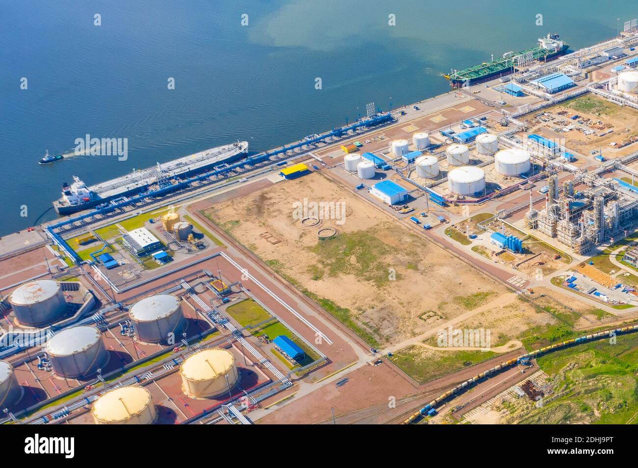 Huge port with oil tanks for storing liquid fuel on the seashore Stock ...