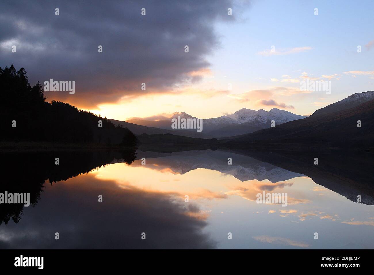 Snowdon horseshoe sunset hi-res stock photography and images - Alamy