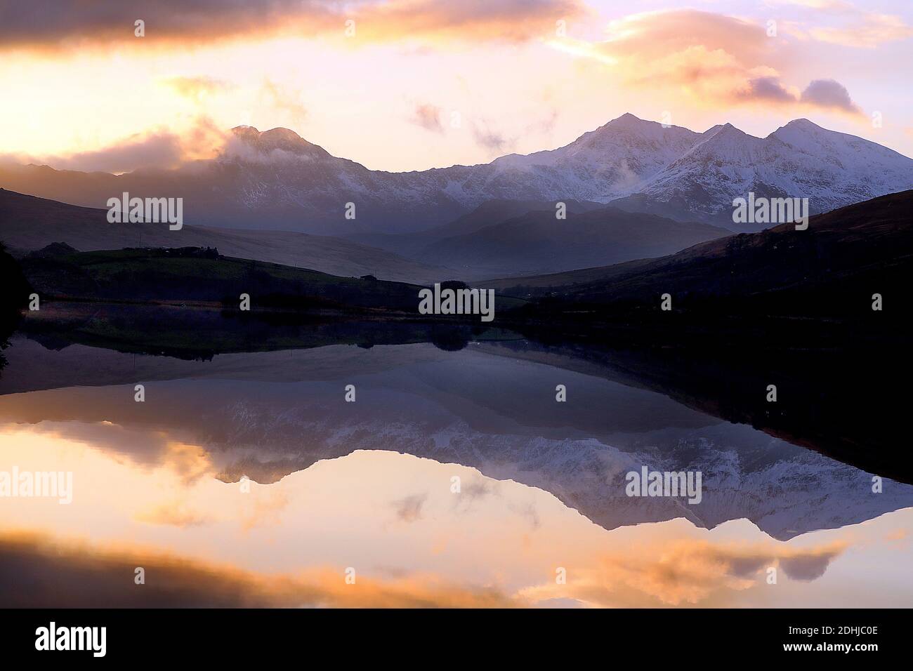 Snowdon horseshoe sunset hi-res stock photography and images - Alamy