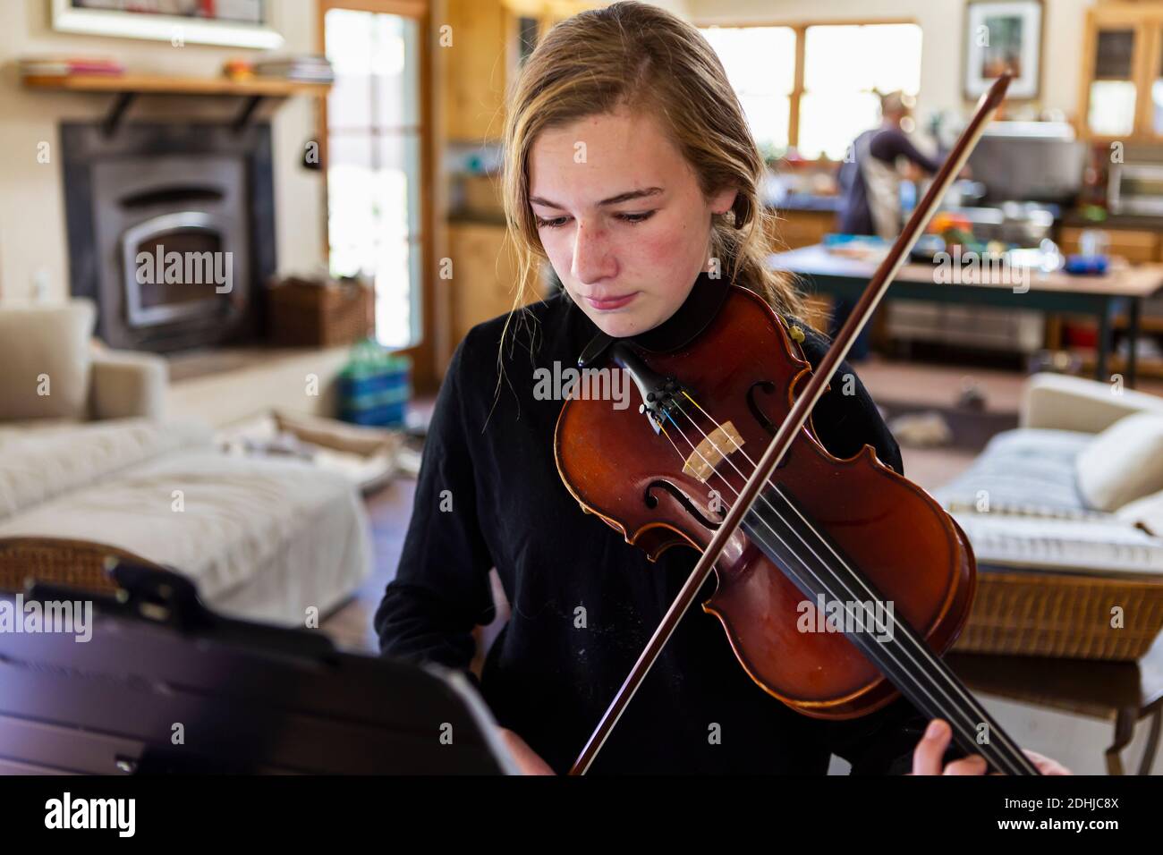 teenage girl practicing violin at home Stock Photo - Alamy