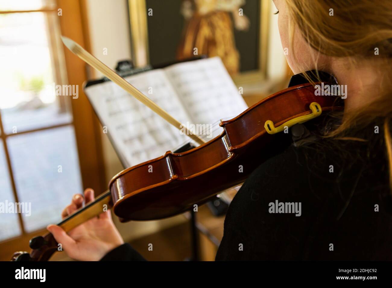teenage girl practicing violin at home Stock Photo - Alamy