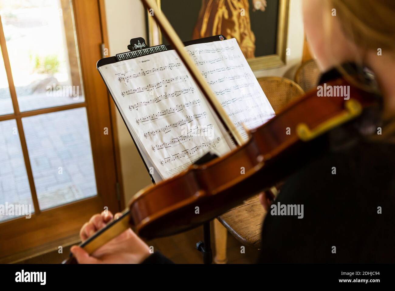 teenage girl practicing violin at home Stock Photo - Alamy