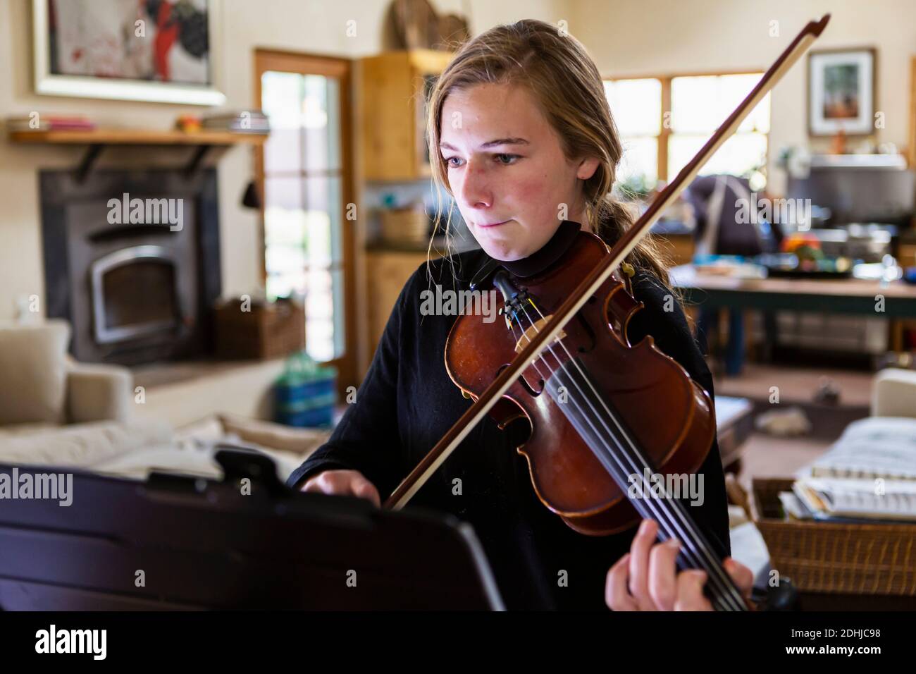 teenage girl practicing violin at home Stock Photo - Alamy
