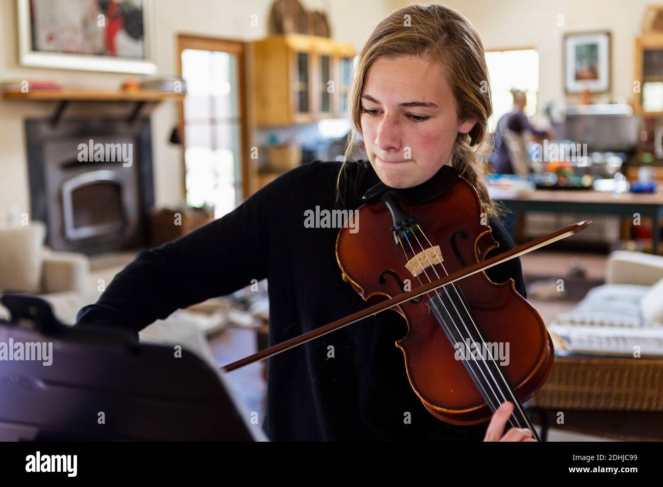 teenage girl practicing violin at home Stock Photo - Alamy