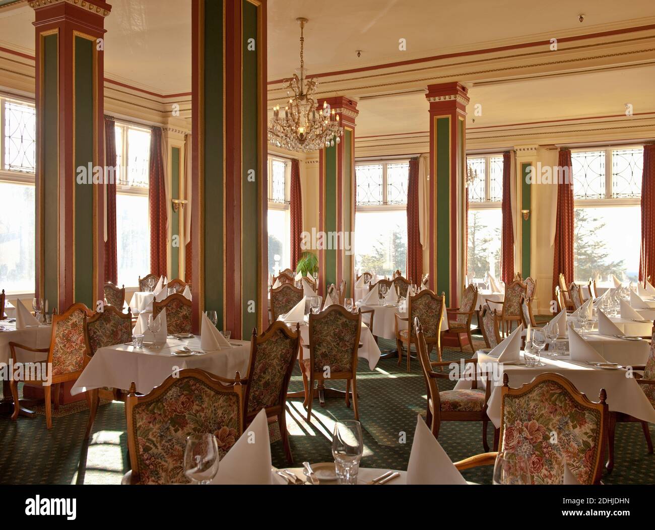 Empty formal hotel or restaurant dining room Stock Photo - Alamy