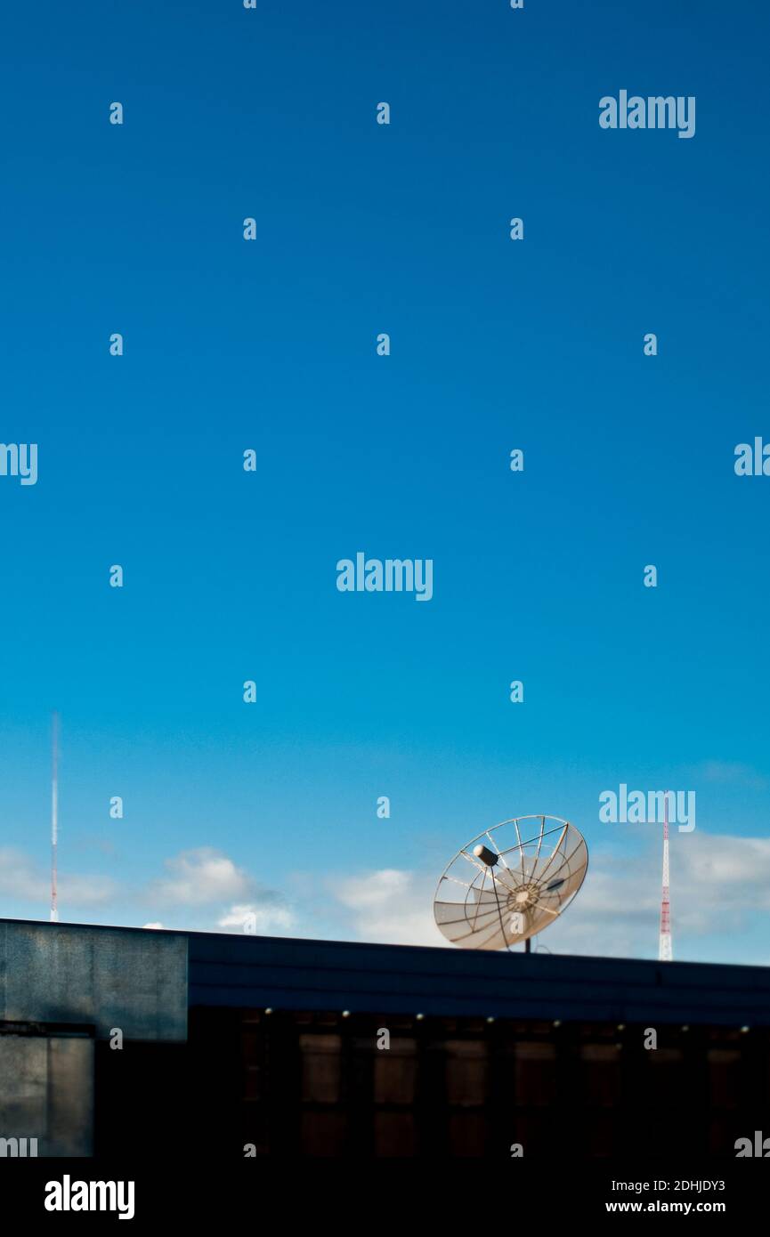 Satellite on a building usa hi-res stock photography and images - Alamy