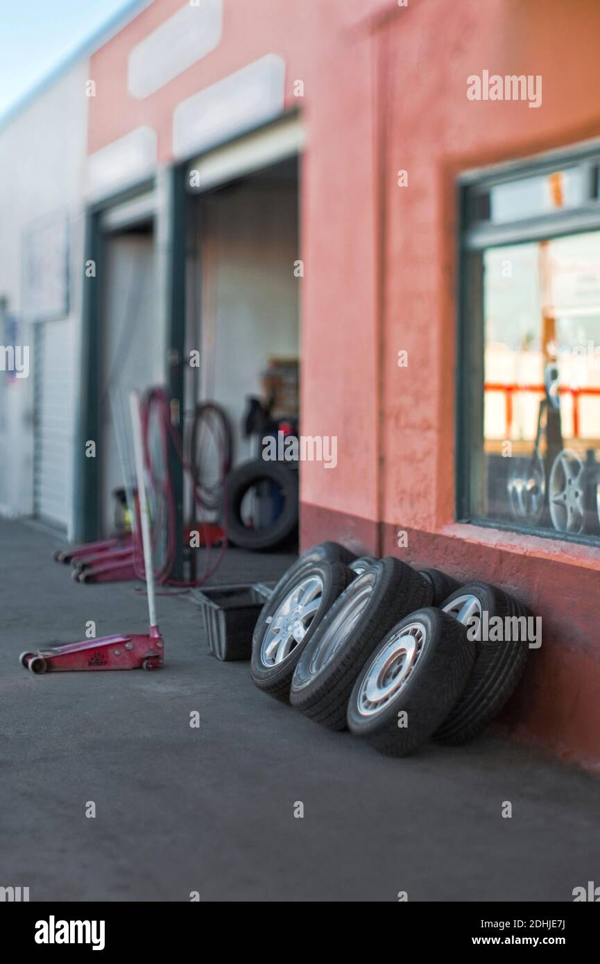 Urban auto repair shop hi-res stock photography and images - Alamy