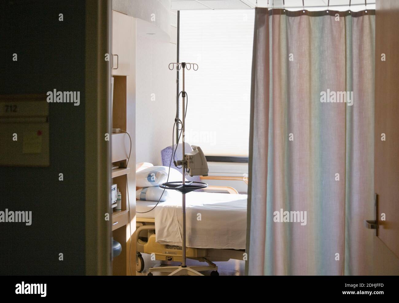 Hospital privacy curtain hi-res stock photography and images - Alamy