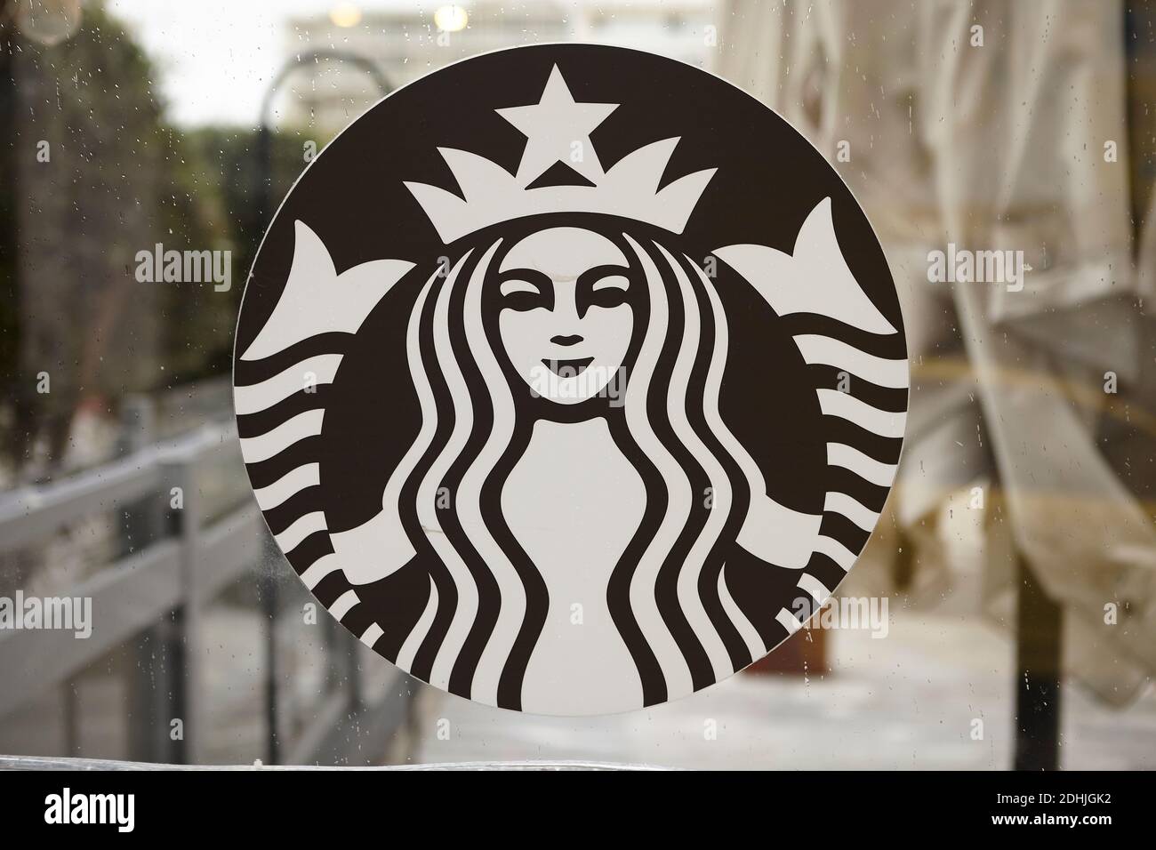 Starbucks logo hi-res stock photography and images - Alamy