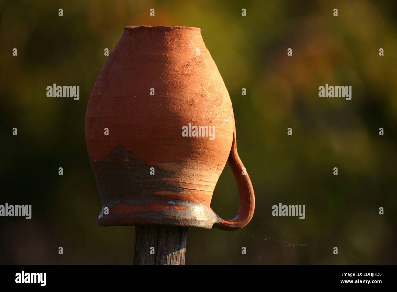 Upside down clay pots hi-res stock photography and images - Alamy