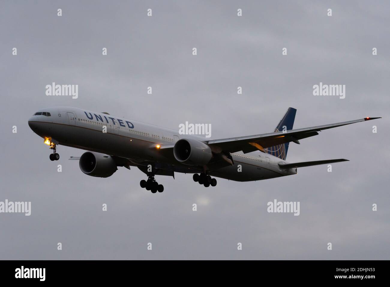 Early morning arrival. Jet airliner plane on approach to land at London ...