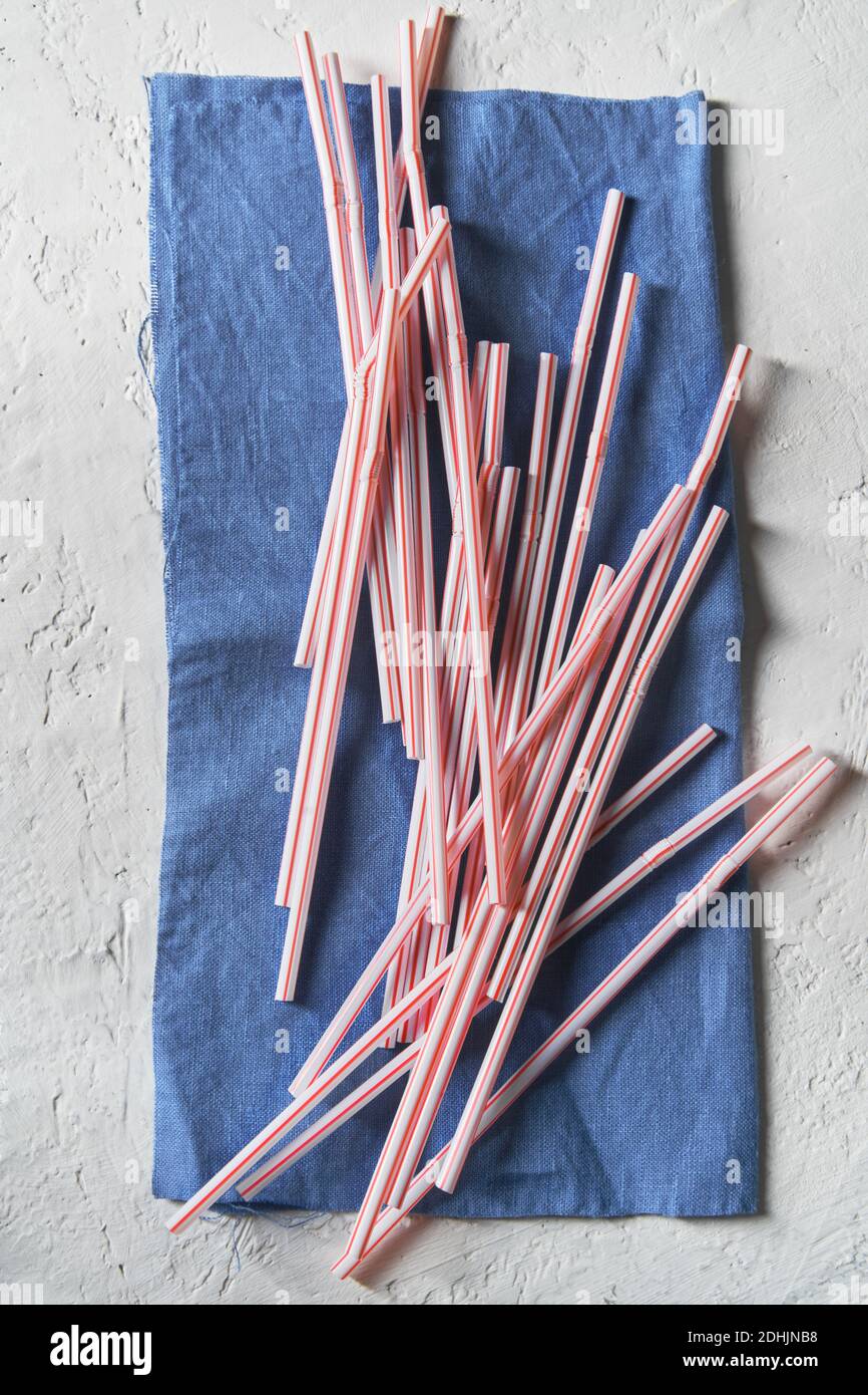 Plastic straws pile table hi-res stock photography and images - Alamy