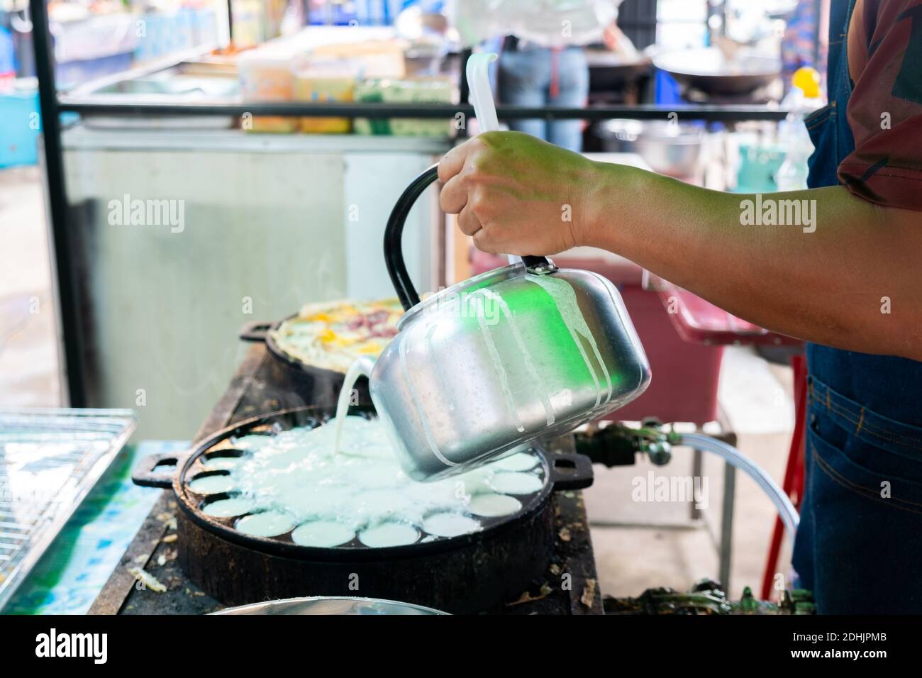 Pan holding flour hi-res stock photography and images - Alamy