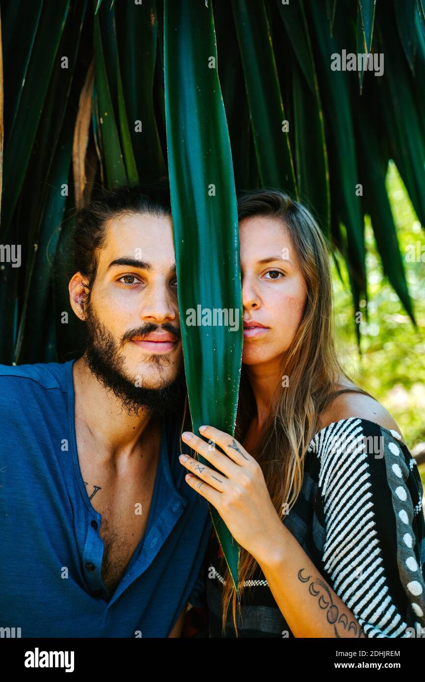 Hide face couple hi-res stock photography and images - Alamy