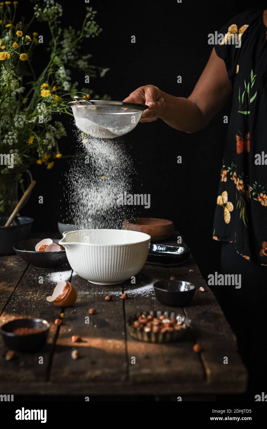 Flour sieving hi-res stock photography and images - Alamy