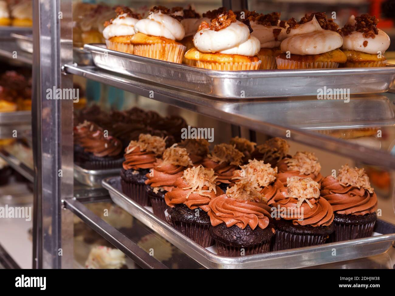 Bakery cake racks hi-res stock photography and images - Alamy