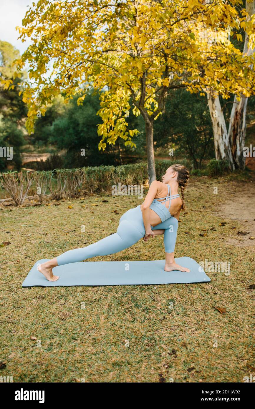 Parivrtta baddha anjaneyasana hi-res stock photography and images - Alamy