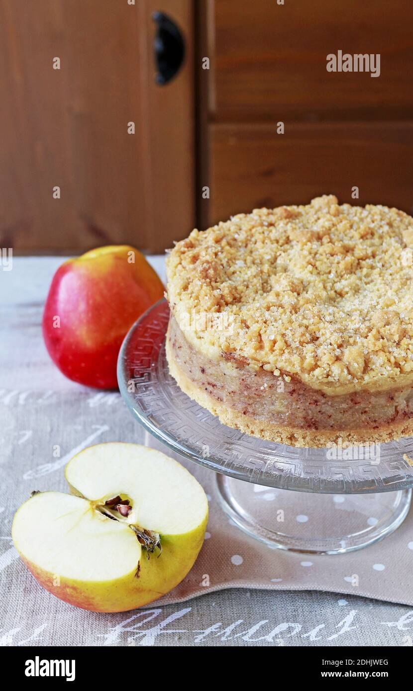 Traditional round apple pie. Party dessert Stock Photo - Alamy