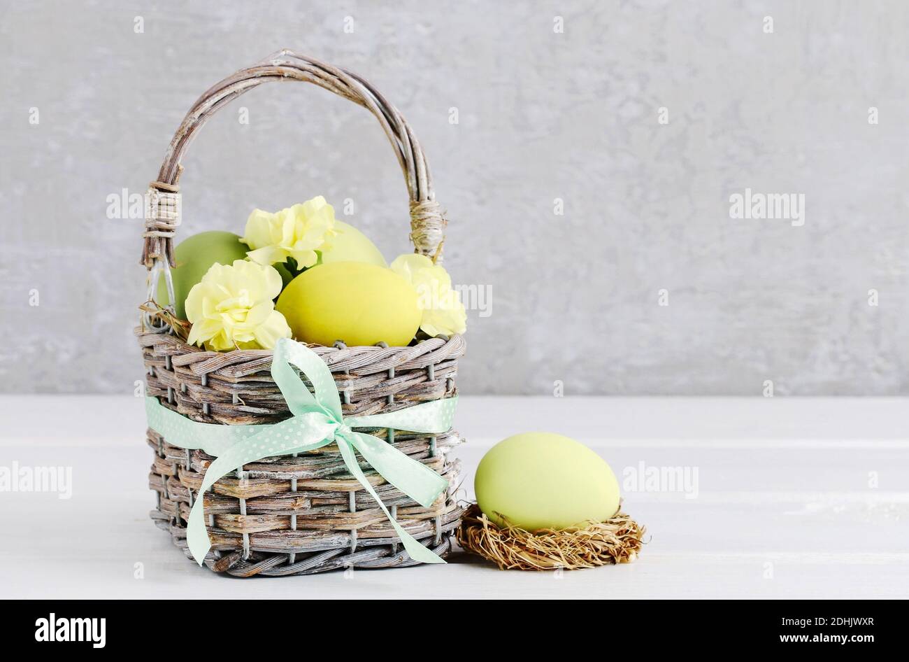 Traditional Easter basket with eggs. Festive decor Stock Photo - Alamy