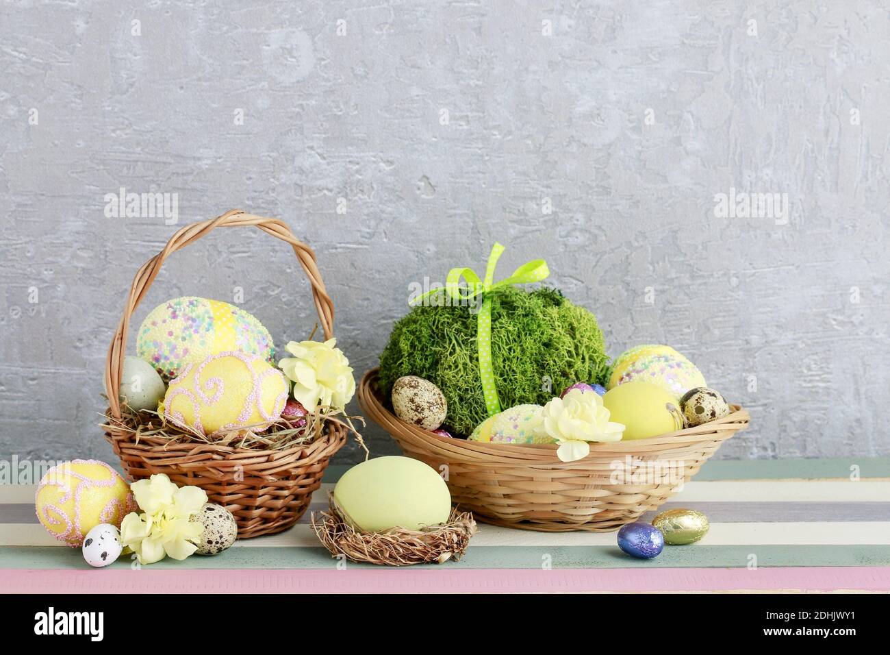 Traditional Easter basket with eggs. Festive decor Stock Photo - Alamy