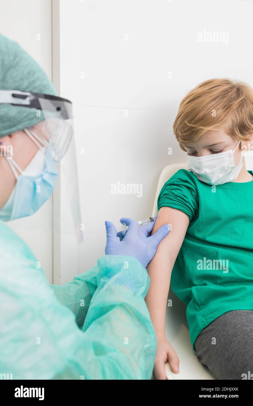 Doctor giving injection child hi-res stock photography and images - Alamy