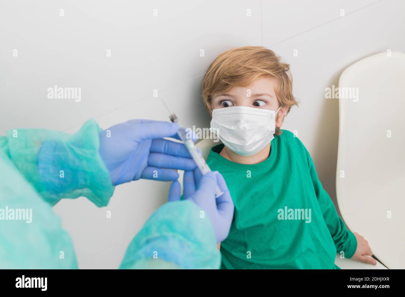 Doctor giving child an injection hi-res stock photography and images ...