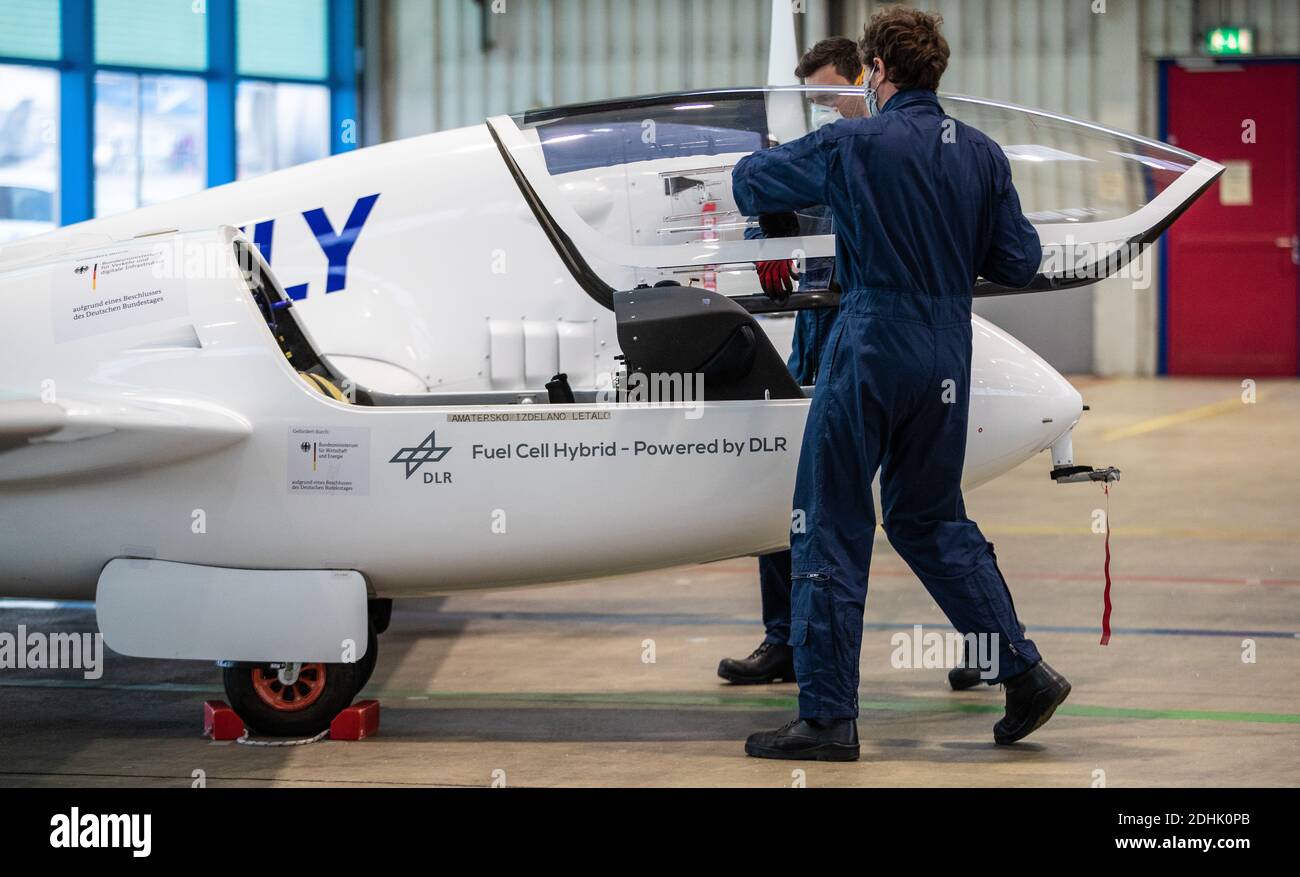 Stuttgart, Germany. 11th Dec, 2020. Crew members fasten the cockpit ...