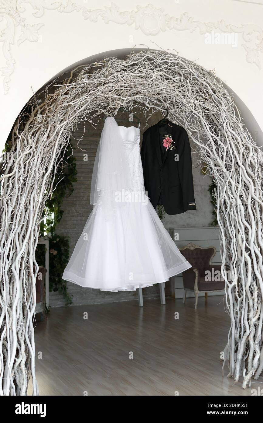 Door wedding arch hi-res stock photography and images - Alamy