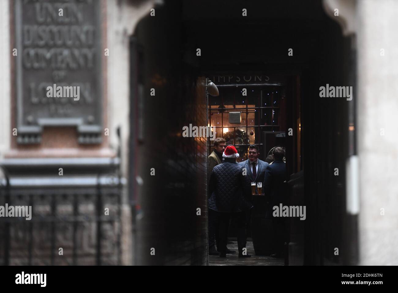 People drinking at Simpsons Tavern off of Cornhill in London Stock ...