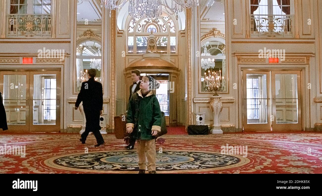 USA. Macaulay Culkin in ©20th Century Fox holiday special : Home Alone ...