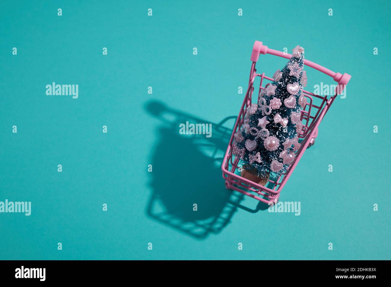 Christmas tree shopping trolley hi-res stock photography and images - Alamy