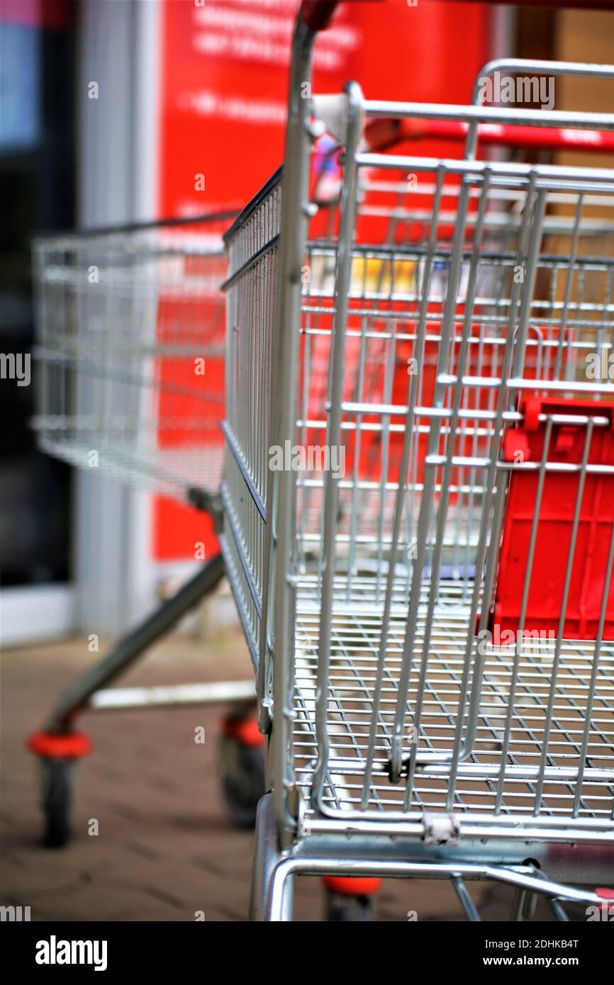 shopping cart in supermarket Stock Photo - Alamy
