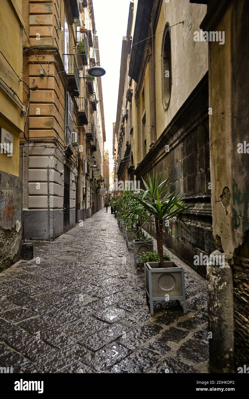 A street in the historic city center of Naples, Italy Stock Photo - Alamy