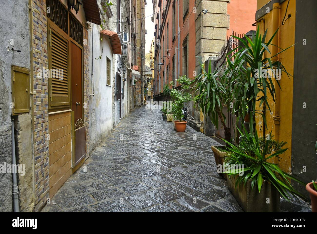 A street in the historic city center of Naples, Italy Stock Photo - Alamy