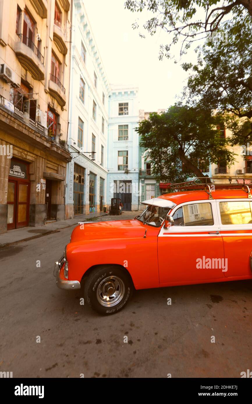 Havana Cuba Classic Cars. Typcal Havana urban scene with colorful ...