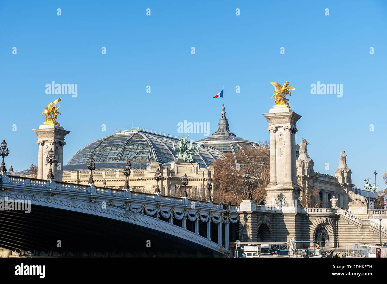 Pillar pont alexandre iii bridge hi-res stock photography and images ...
