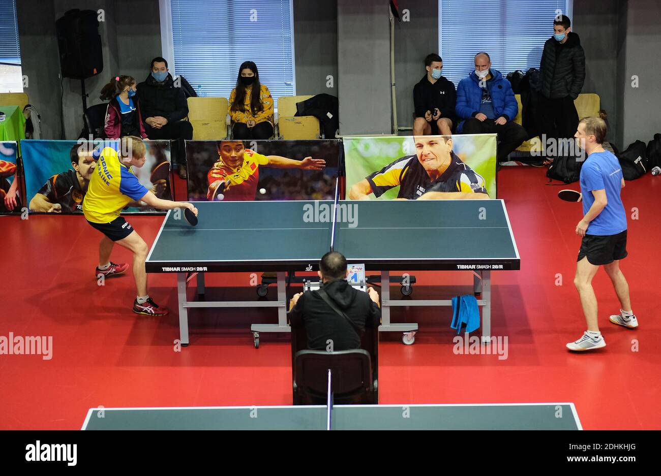 Table tennis children hi-res stock photography and images - Alamy