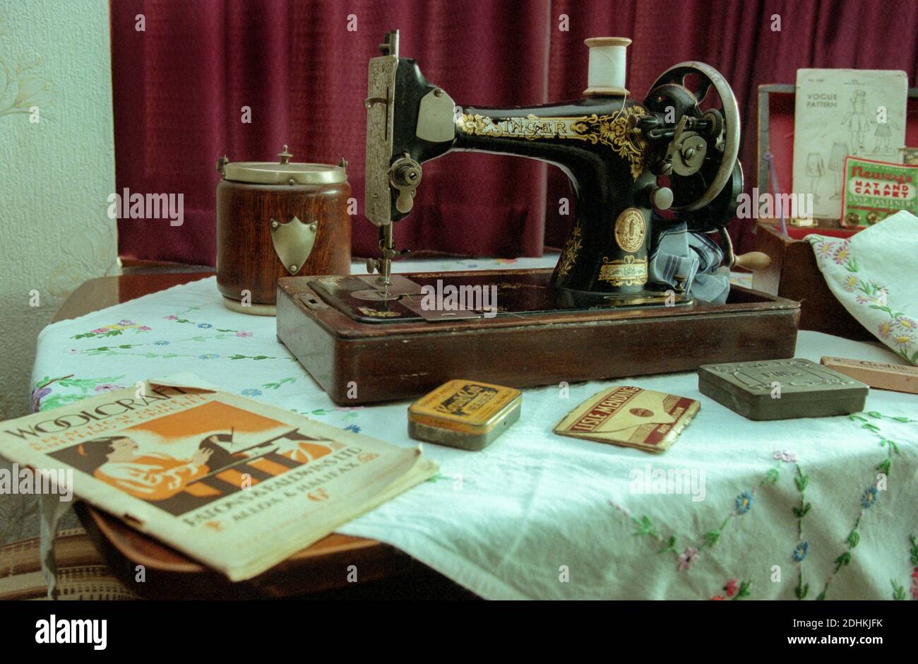 Old singer sewing machine. Memorabilia from the past, UK Stock Photo ...
