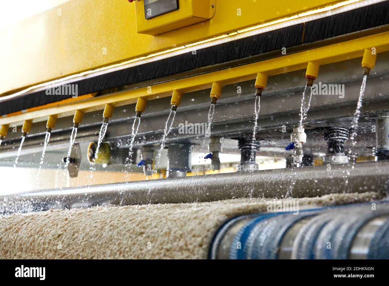 Automatic machine and equipment for carpet washing and dry cleaning ...