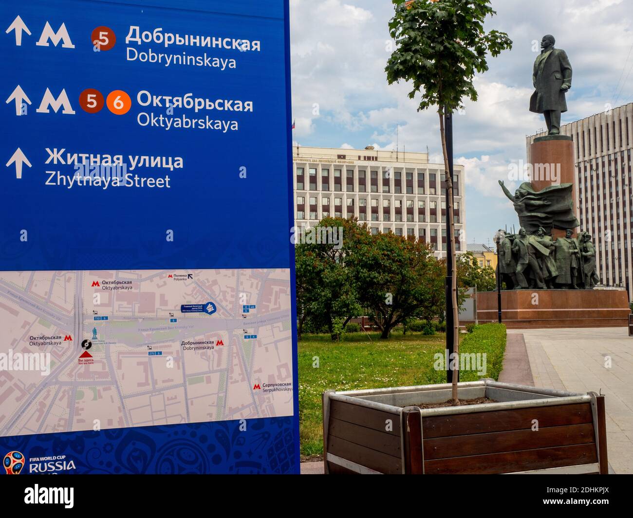 Lenin statue located by Leninsky Avenue, Moscow Stock Photo - Alamy